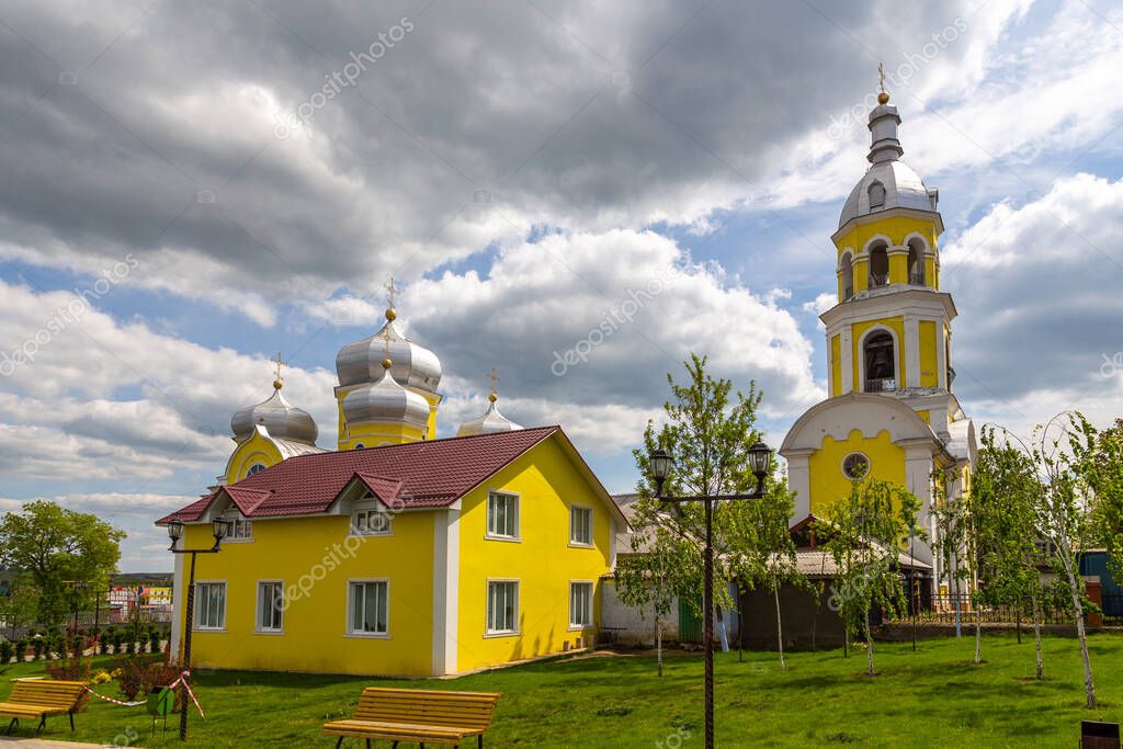 Comrat, Gagauzia, República de Moldavia 02 de mayo de 2016: Campanario ...