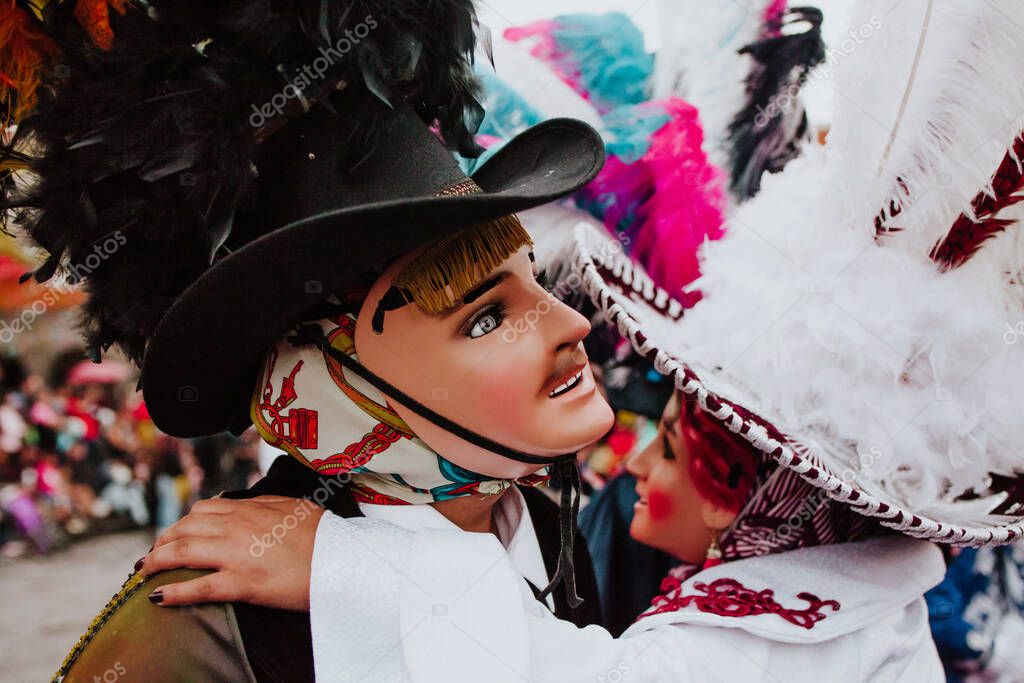 Huehues México, bailarina mexicana de carnaval vestida con un disfraz popular tradicional y ...