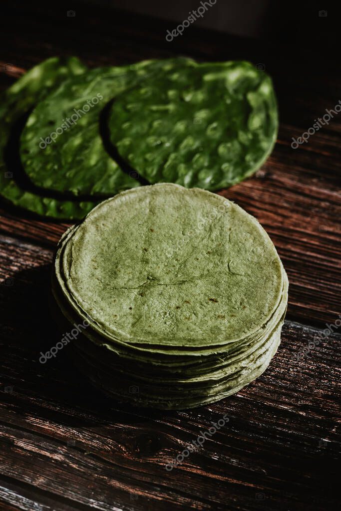 Tortillas mexicanas elaboradas con nopal en color verde comida sana ...