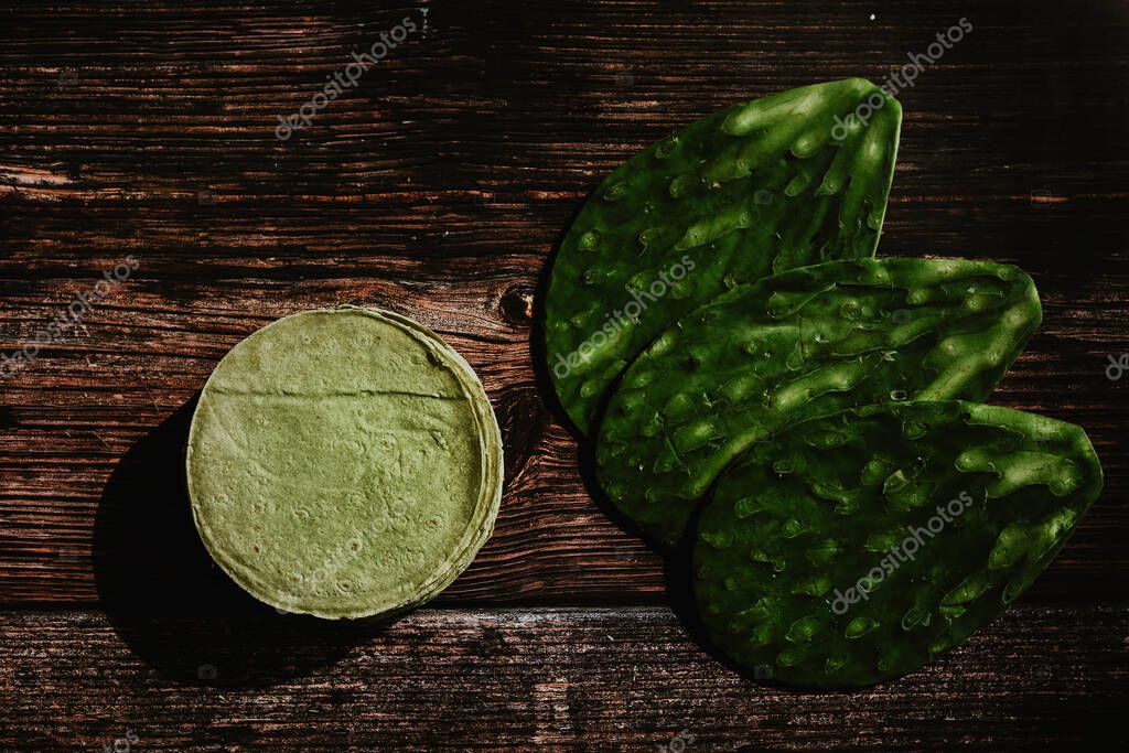 Tortillas mexicanas elaboradas con nopal en color verde comida sana ...