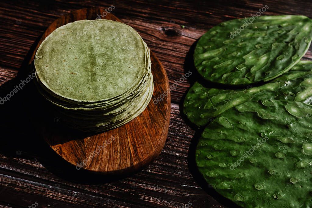 Tortillas mexicanas elaboradas con nopal en color verde comida sana ...