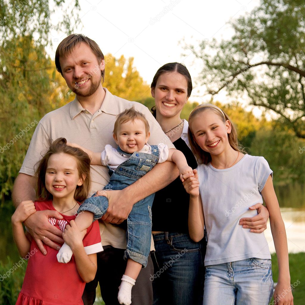 Gran familia, padre, madre y tres hijas 2024 Gran familia, padre, madre y tres hijas 2024
