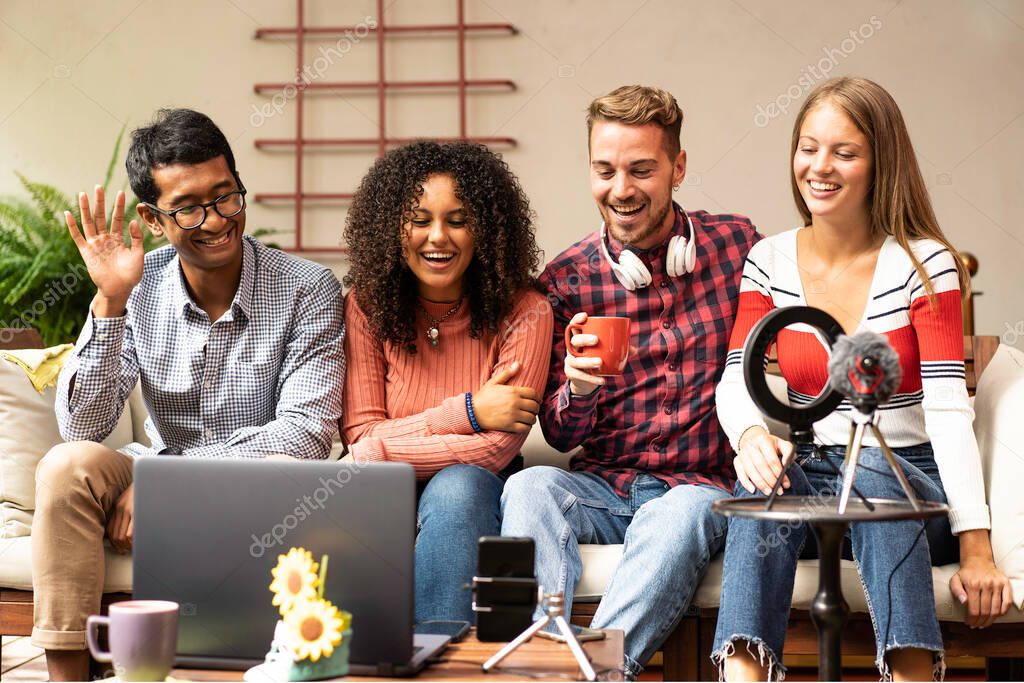 Jóvenes amigos grupo compartiendo información sobre la plataforma de ...