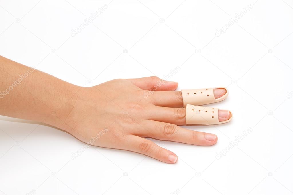 Dedo roto en una férula sobre fondo blanco 2023