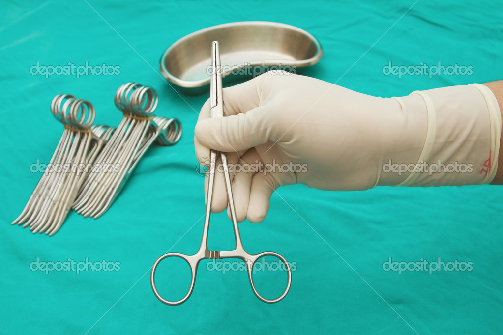 Agarre de mano del médico Las pinzas y pinzas de la arteria, Instrum ...