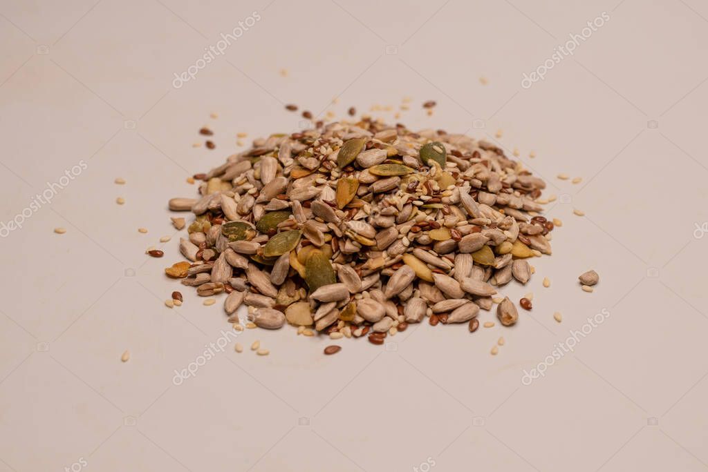 Mezcla de semillas para una ensalada. Una pila de semillas mixtas ...