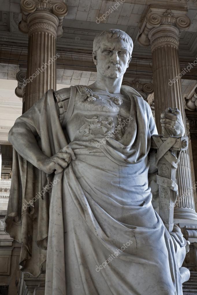 BRUSELAS - 22 DE JUNIO: Estatua del antiguo jurista Domitius Ulpianus ...