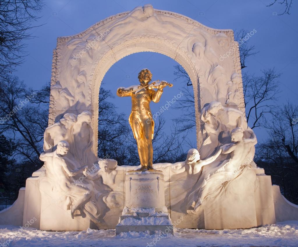 Johan Strauss memorial from Vienna Stadtpark in winter dusk — Stock ...