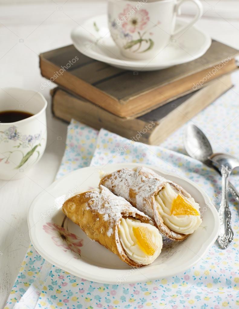 Cannoli siciliano con naranja. Pastelería típica siciliana 2023