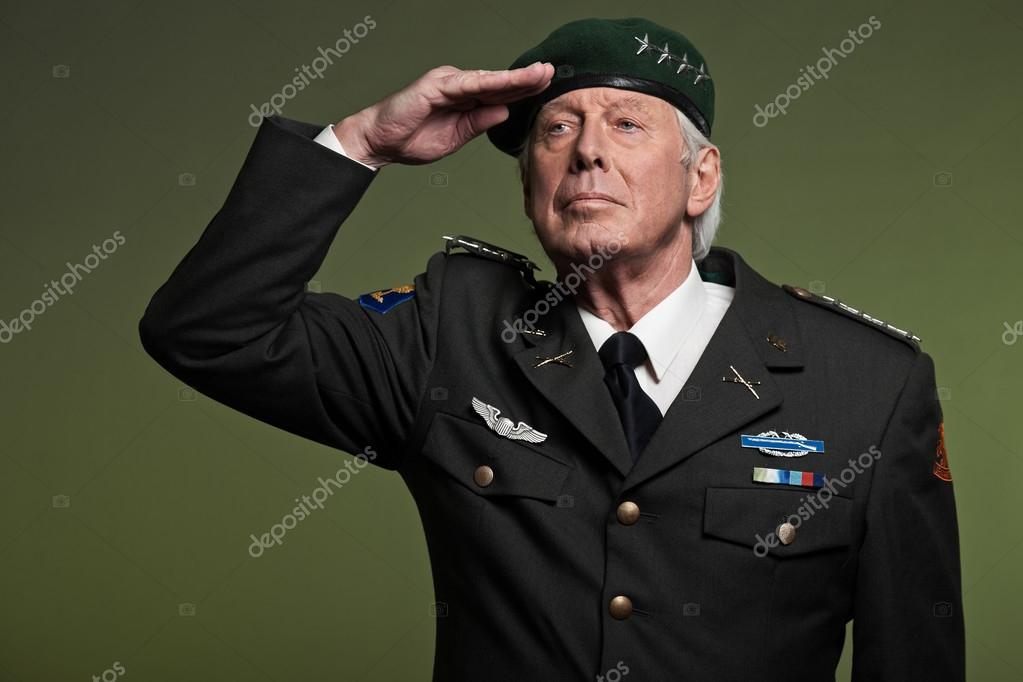 General militar estadounidense con boina. Saludos. Retrato de estudio ...