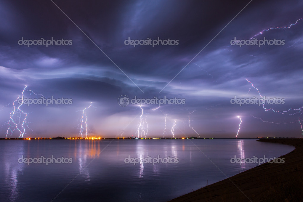 Tormenta y relámpagos en la noche sobre un lago con reflejos — Foto de ...