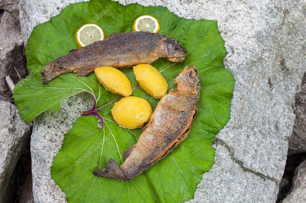 El pez frito con el limón y la polenta sobre la hoja 2022