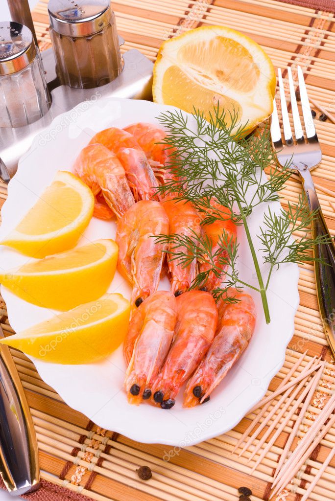 Boiled shrimp on an oval platter. — Stock Photo © Nordroden #40568059