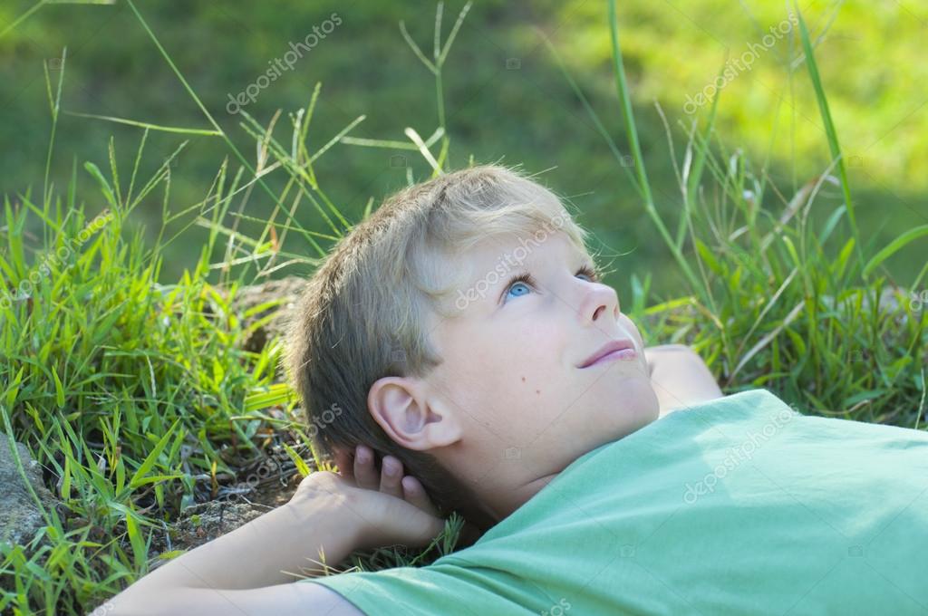 niño descansando en el césped de hierba verde — Foto de stock ...