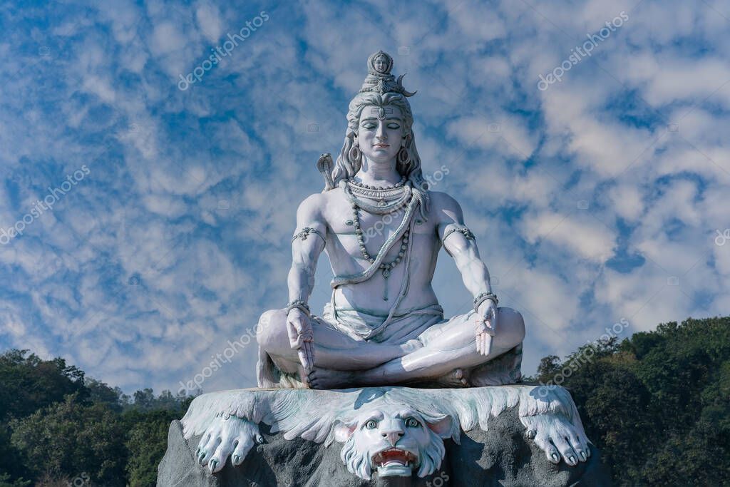 Estatua de la meditación del dios hindú Shiva contra el cielo azul y ...