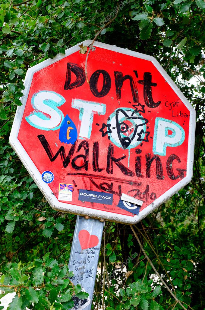 Fomentar la señalización vial (Don 't Stop Walking) en el Camino de ...