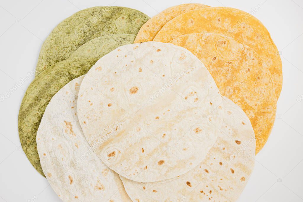 Envolturas de tomate, espinacas con sabor y tortilla de trigo llano ...