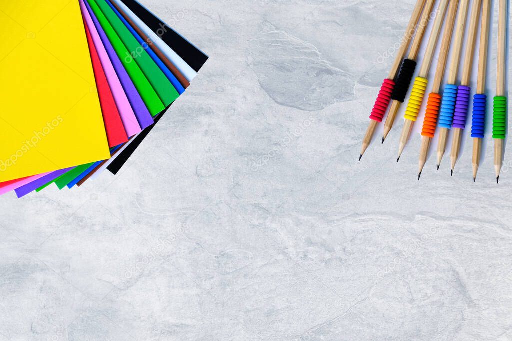 l pices de colores, hojas de cart n para la creatividad, material de espuma, fondo gris con ...