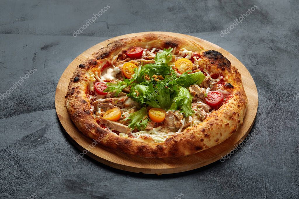 Pizza César. Pizza con pollo, tomate, queso y lechuga sobre fondo de ...