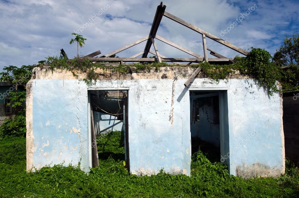 Casa destruida del ciclón Pat en la laguna de Aitutaki Isla Cook 2024