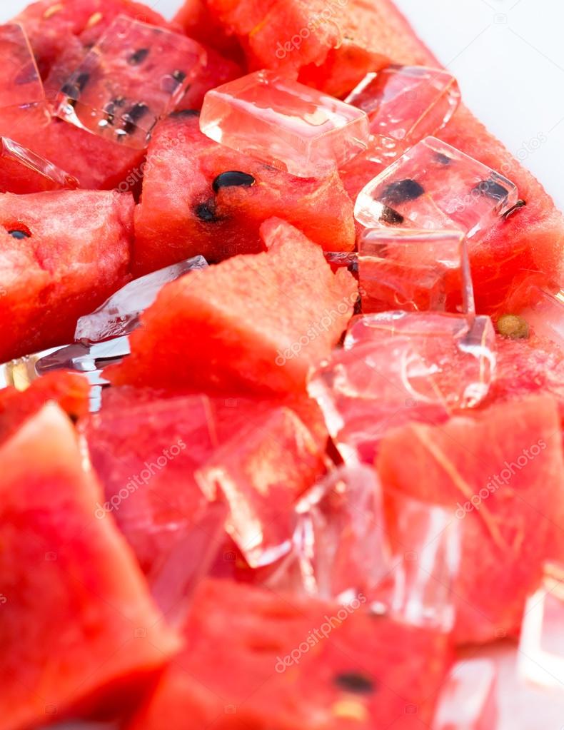 Rebanadas refrescantes de melón rojo y cubitos de hielo 2022