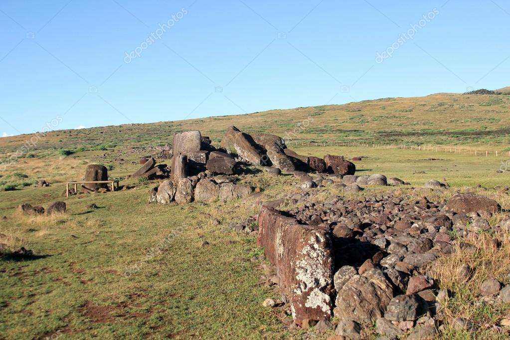 Plataforma Ahu Vinapu con moui caído en la Isla de Pascua, Chile 2023