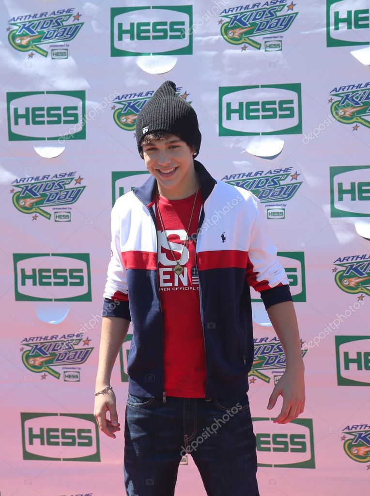 El cantante Austin Mahone asiste al Arthur Ashe Kids Day 2013 en el Billie Jean King National ...