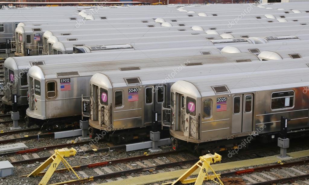 Carros do metrô de Nova York em um depósito — Fotografia de Stock ...
