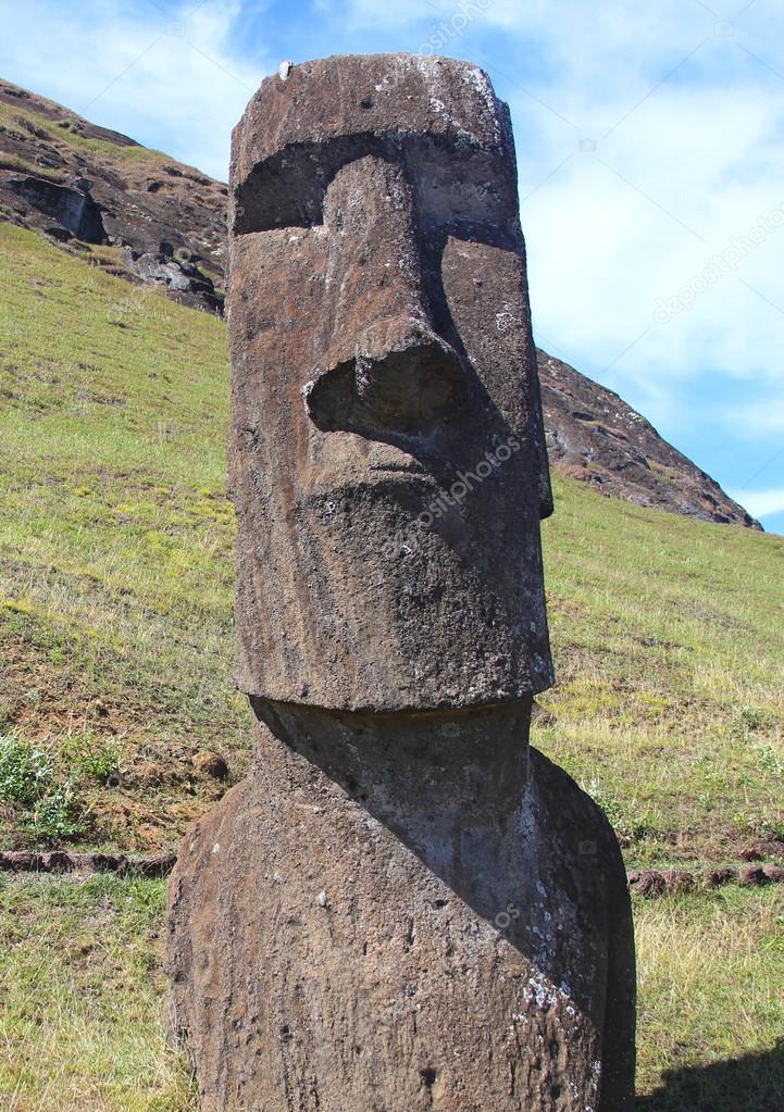 Imágenes: moai | Moai en cantera, isla de Pascua — Foto de stock ...