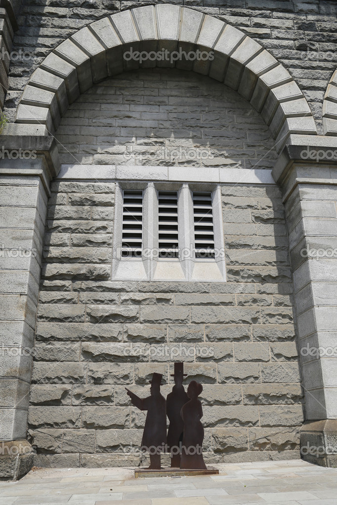 Statues of John Roebling, his son Washington and Washington's wife ...