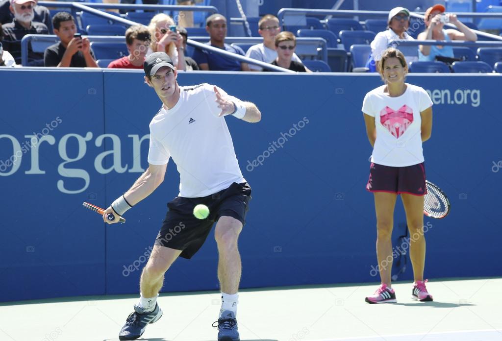 El campeón del Grand Slam Andy Murray practica con su entrenador Amelie Mauresmo para el US Open ...