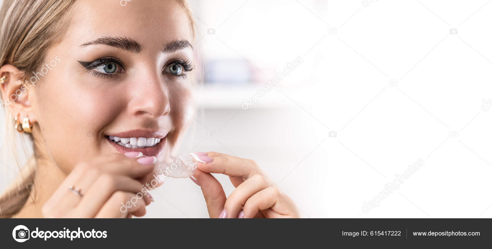 Portrait Beautiful Young Woman Perfect Teeth Holding Orthodontic Retainers Dental — Stock Photo ...