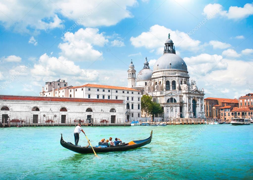 Góndola En Canal Grande Con La Basílica De Santa Maria Della Salute Al