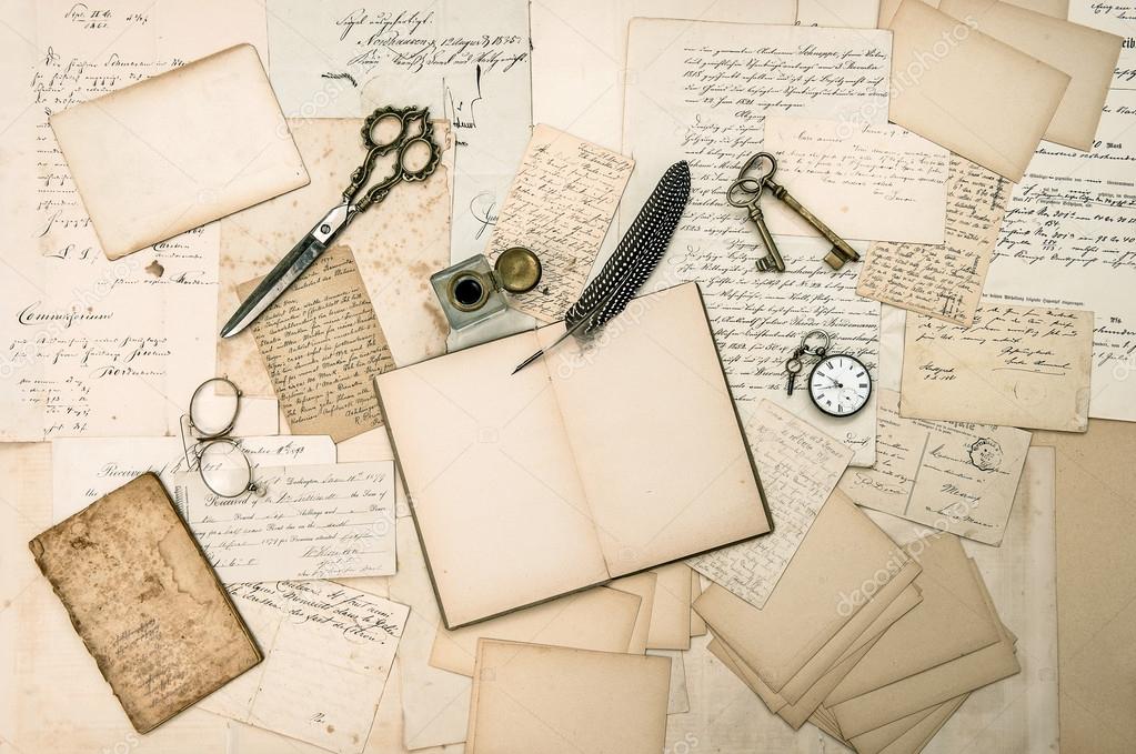 Antique accessories, old letters and vintage ink pen — Stock Photo ...