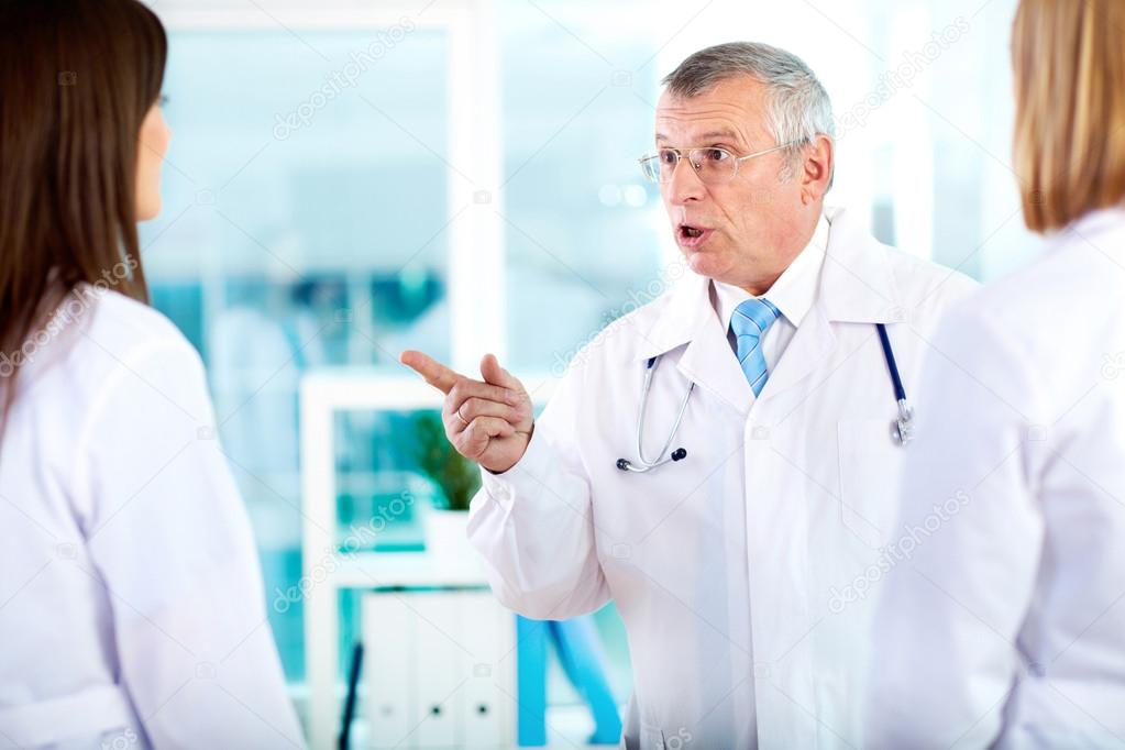 doctor molesto — Foto de stock © pressmaster #19223001