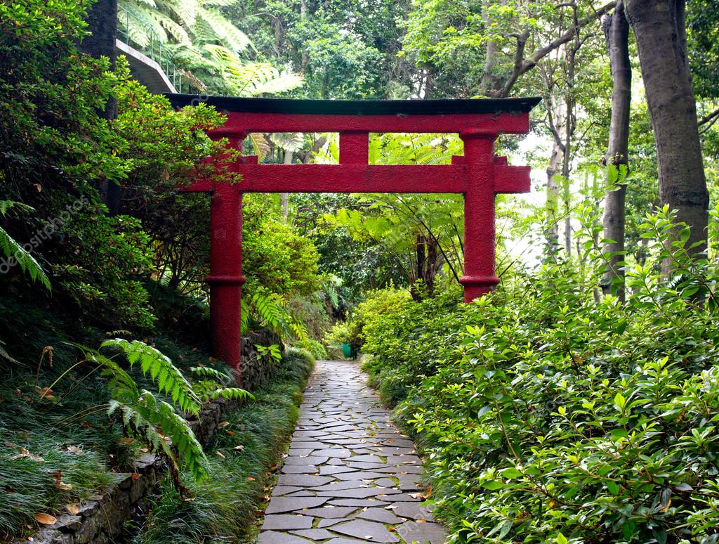 Portail torii japonais et la voie de pierre dans le jardin zen ...