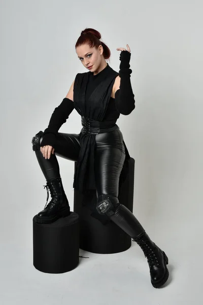 Crouch female model Stock Photos, Royalty Free Crouch female model ...