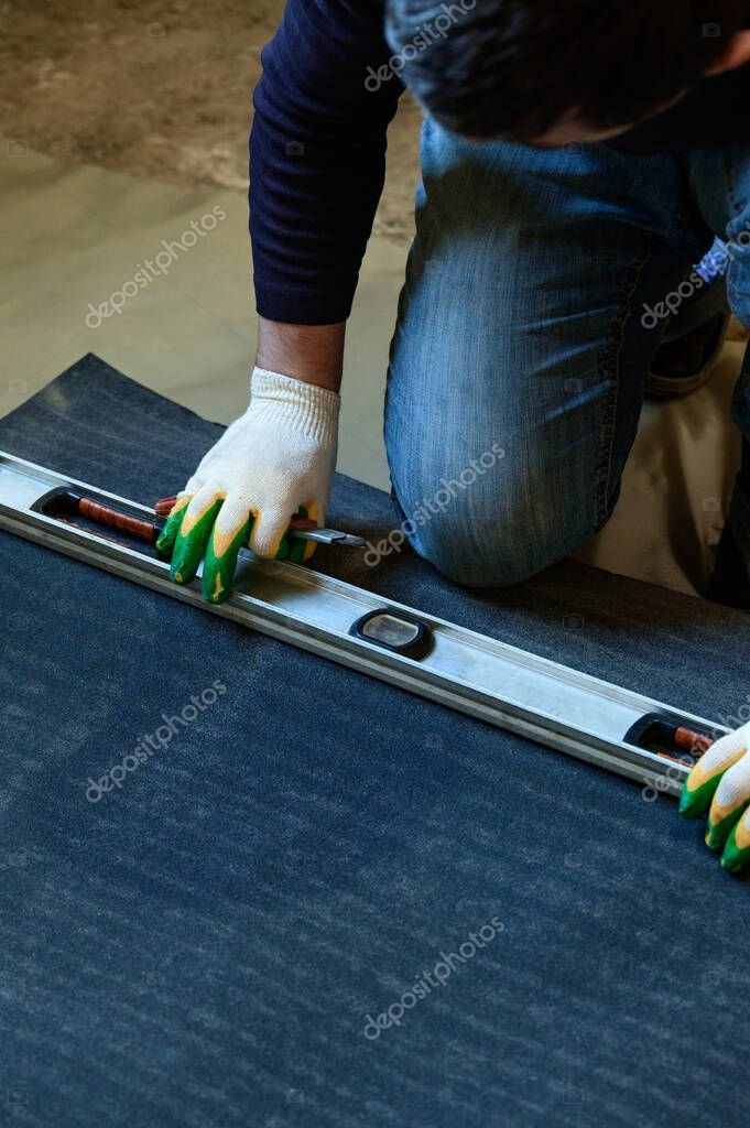 Las cintas del material de techado, el maestro corta los materiales de ...