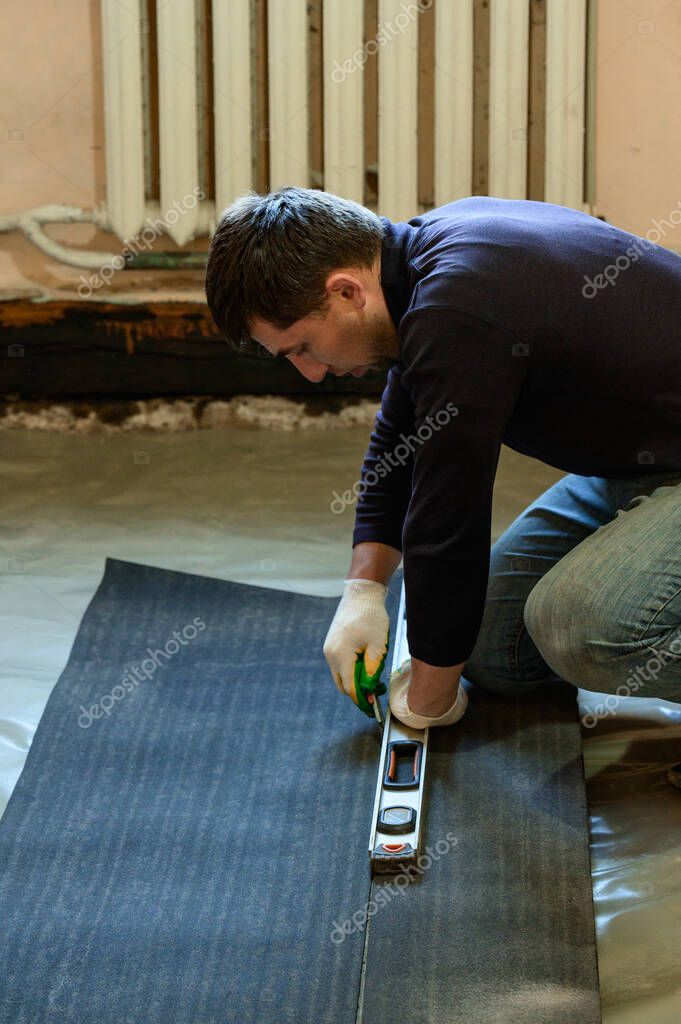 Las cintas del material de techado, el maestro corta los materiales de ...