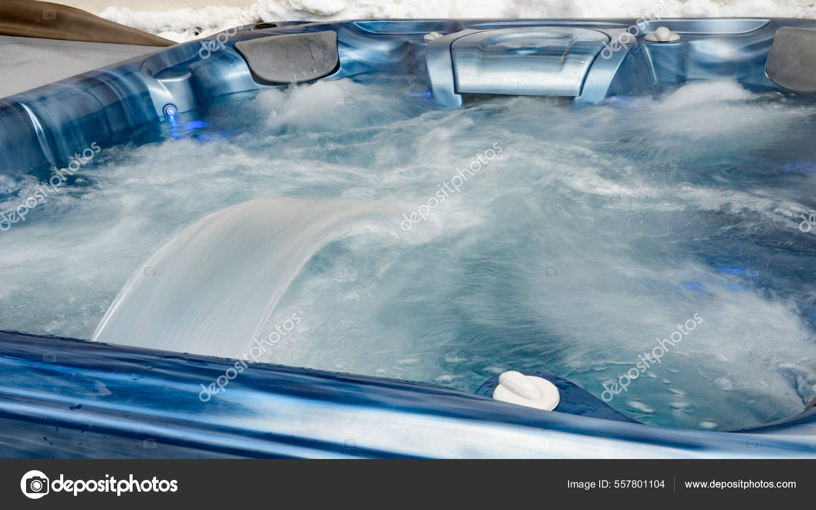 Jacuzzi Está Ganhando Água Perto Relaxando Spa Jacuzzi Com Bolhas ...