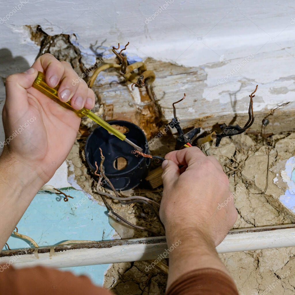 Cableado eléctrico viejo en la casa, paredes de madera en la casa ...