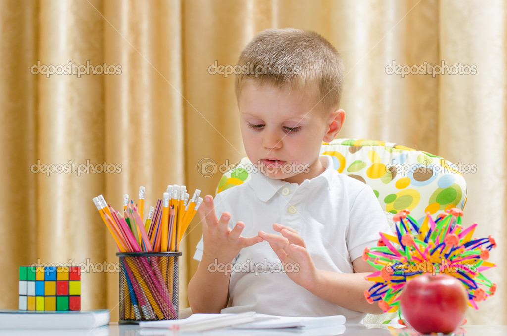 linda criança, contando com os dedos — Fotografias de Stock ...