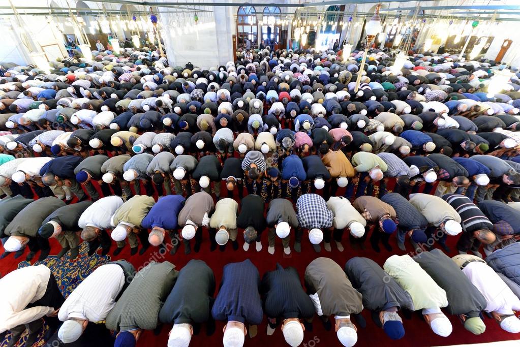 Moslims bidden in de moskee fatih – Redactionele stockfoto © ikurucan ...