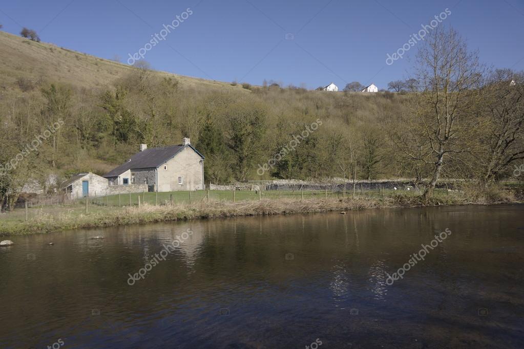 Edificios de granja y granja en el campo. 2022