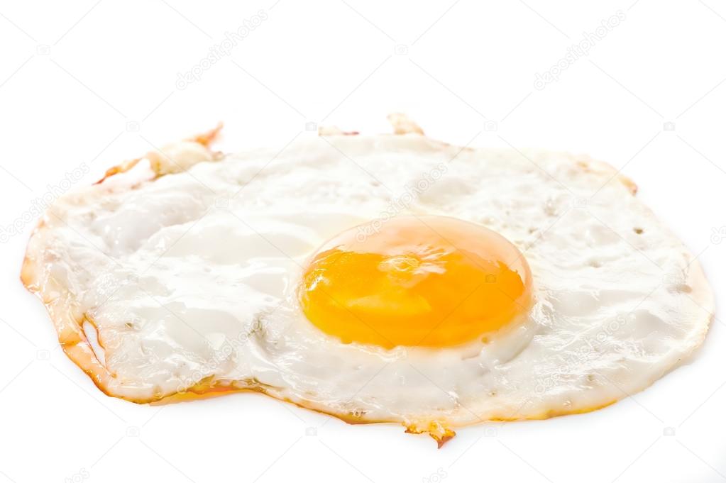 Huevos fritos sobre fondo blanco 2023