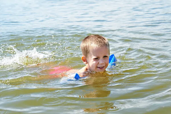Niño en el río fotos de stock, imágenes de Niño en el río sin royalties ...