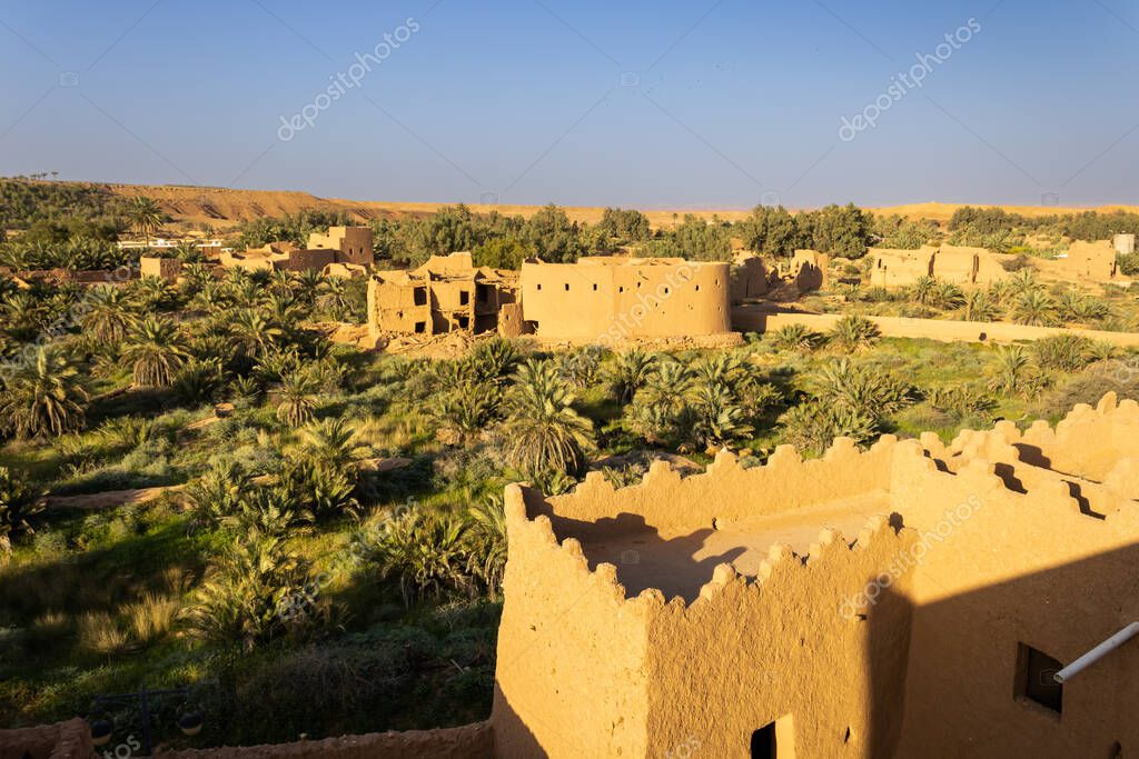 Una vista aérea del tradicional pueblo árabe de ladrillo de barro en ...