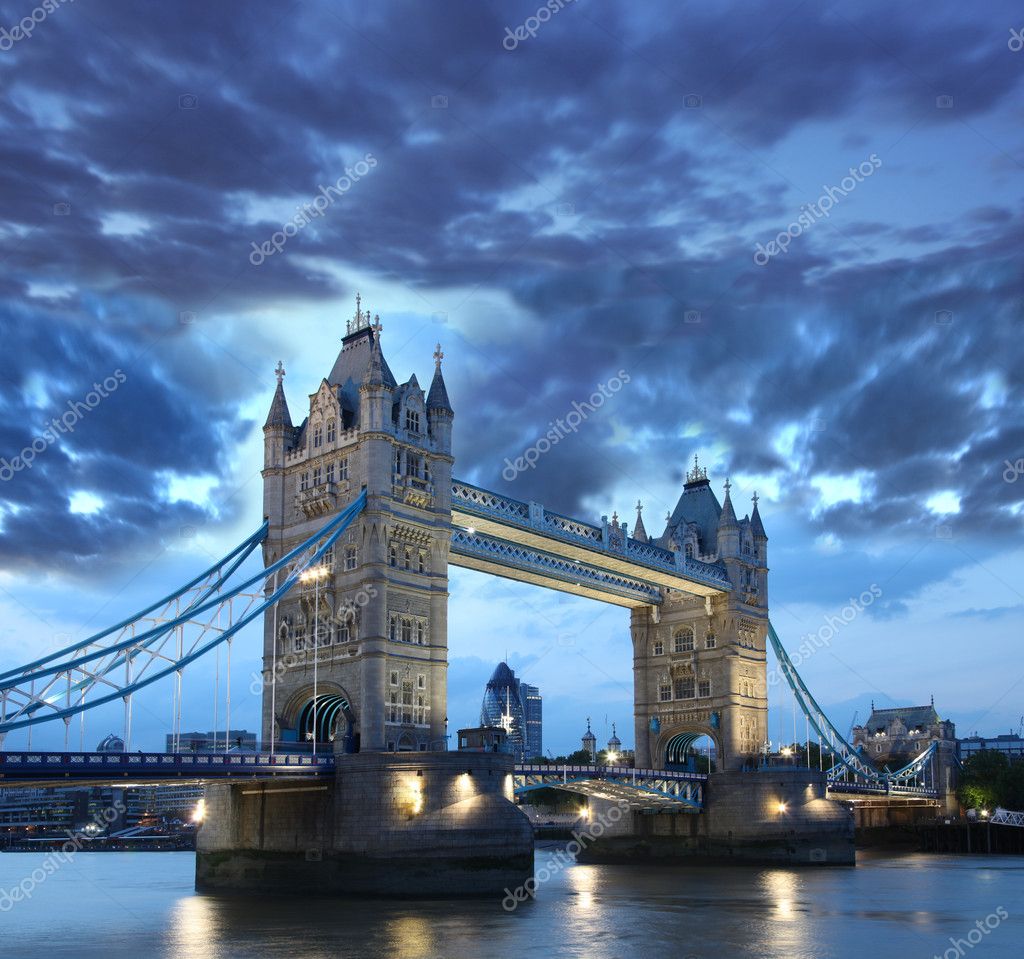 Famous Tower Bridge in the evening, London, England — Stock Photo ...