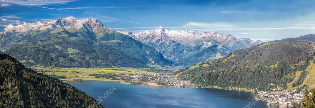 El panorama con Kitzsteinhorn (Alpes Tauern) y Zell am See en la región ...
