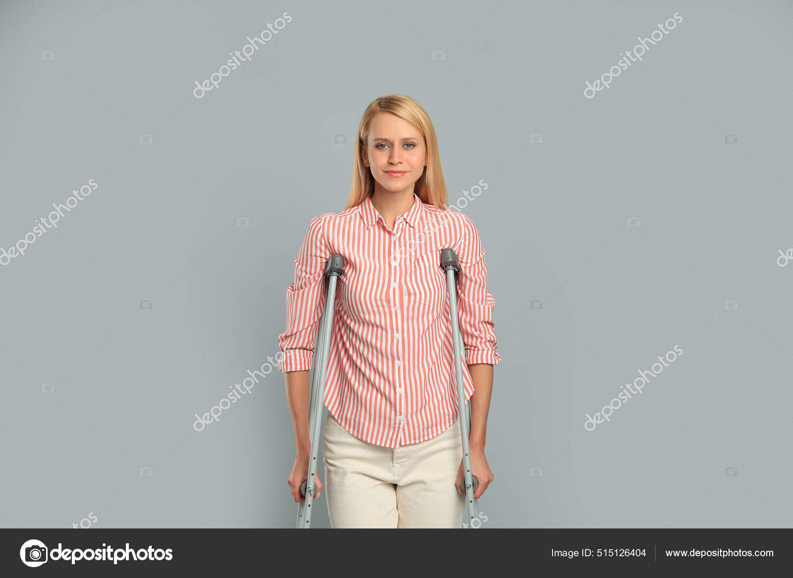 Mujer Joven Con Muletas Axilares Sobre Fondo Gris — Foto de stock #515126404 © NewAfrica
